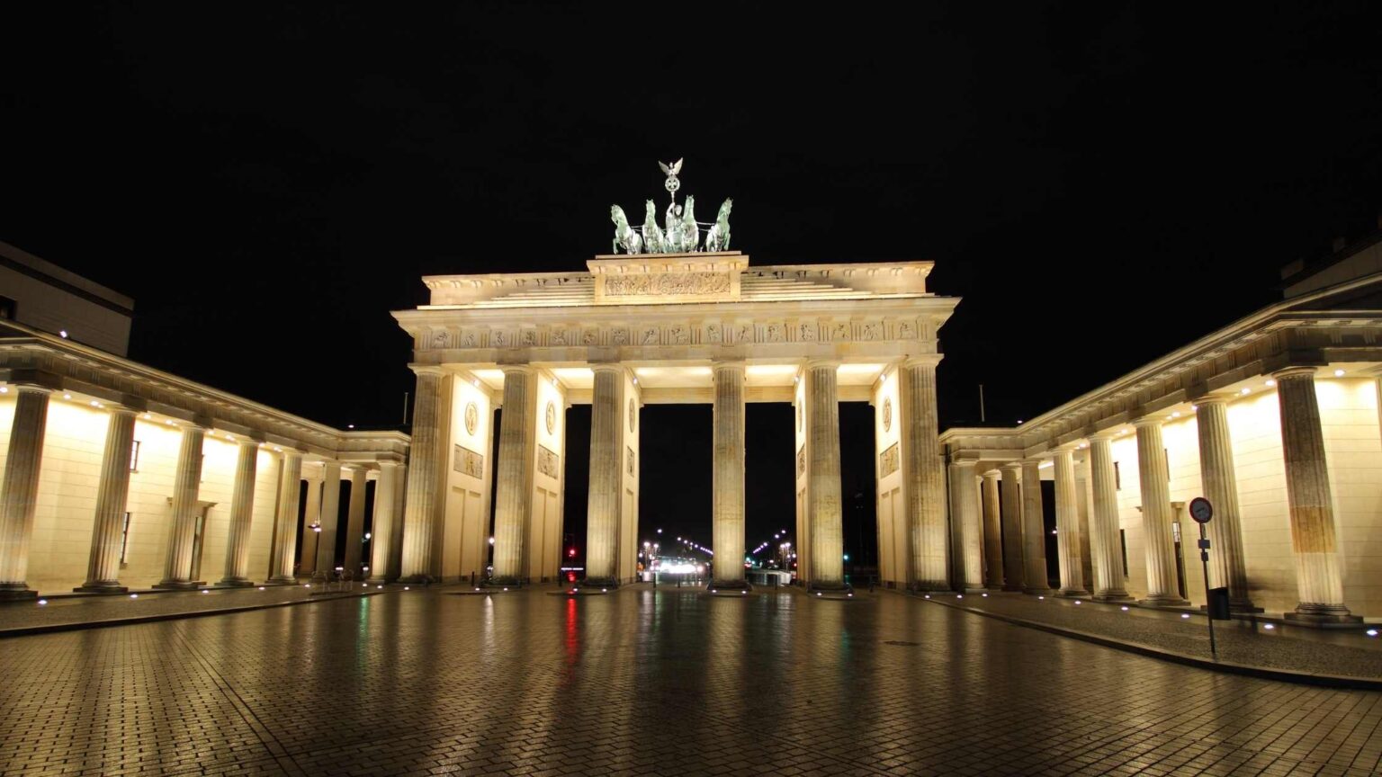 BEST NIGHTLIFE IN EUROPE - 25 AMAZING EUROPEAN CITIES