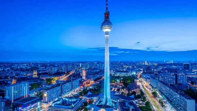 BEST NIGHTLIFE IN EUROPE - 25 AMAZING EUROPEAN CITIES