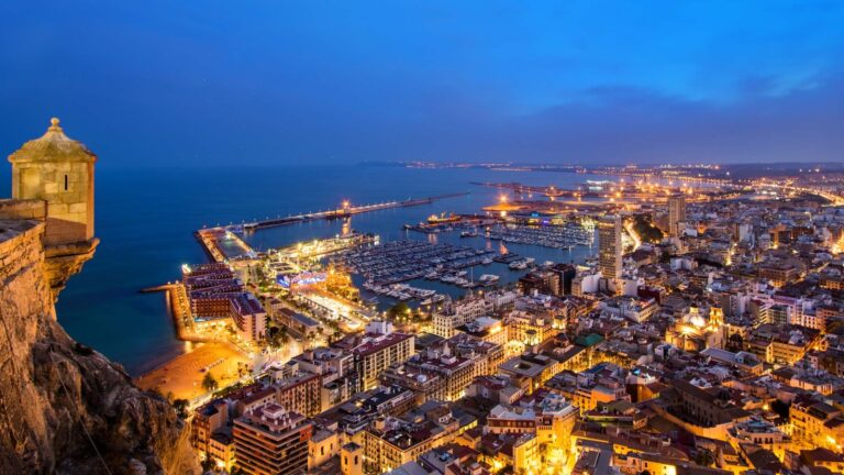 NIGHTLIFE IN SPAIN - A TOTAL GUIDE TO PARTYING AND FUN